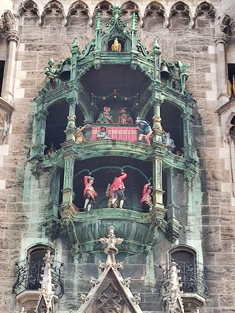 The Rathaus-Glockenspiel in Munich: A Complete Guide to the Famous ...
